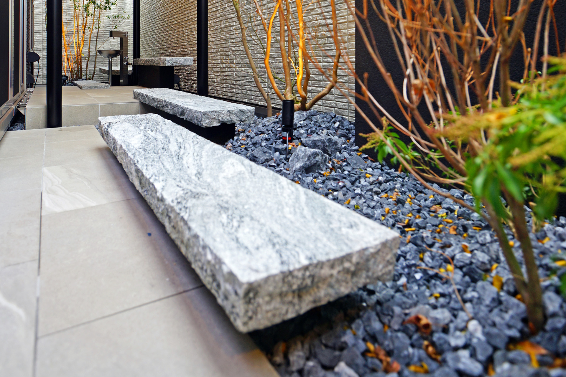 浮き階段風の跳ね出し施工 | 姫路｜外構 エクステリア 造園｜にわいろSTYLE