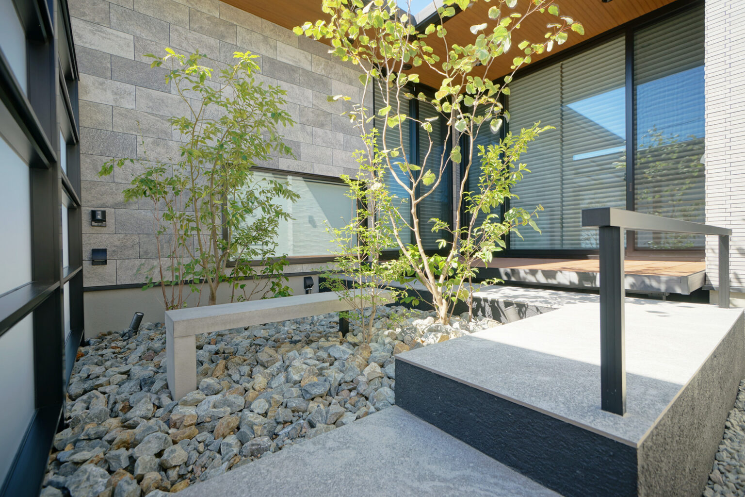 浮き階段風の跳ね出し施工 | 姫路｜外構 エクステリア 造園｜にわいろSTYLE